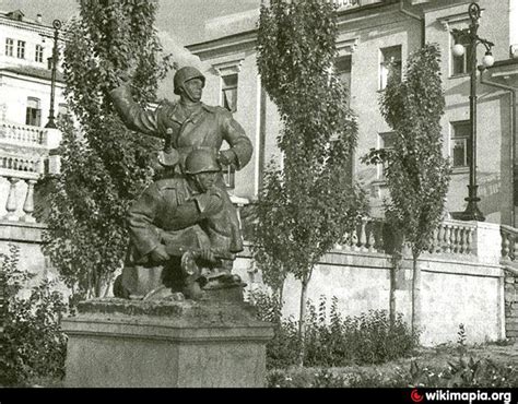 Скульптурная группа «Два солдата Севастополь