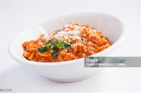 토마토와 민트 로마 요리 라치오 특산품 이탈리아 흰색 배경에 고립 된 Tripe 0명에 대한 스톡 사진 및 기타 이미지 0명