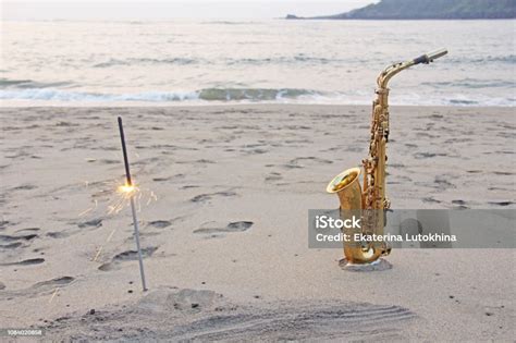 골든 색소폰 알토 모래와 해안 바다와 벵골 빛의 배경에 대 한에 서 있다 로맨틱 뮤지컬 배경입니다 뮤지컬 커버 그리고 휴가입니다