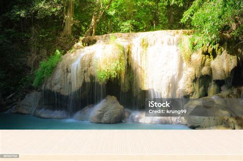Foto De Tabela De Madeira Superior Na Cachoeira Escondida Na Selva