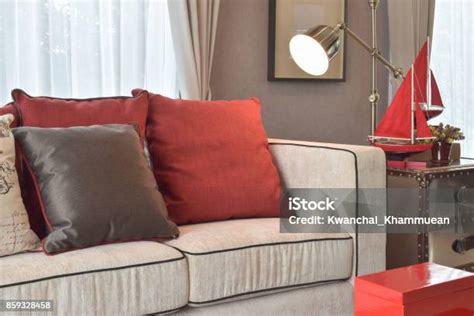 고전적인 산업 보이는 베이지색 소파와 함께 거실과 황동 독서 램프와 빨간색과 진한 갈색 리넨 베개 가구에 대한 스톡 사진 및 기타 이미지 Istock