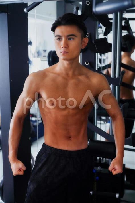 仁王立ちのジムの男性 No 25610255｜写真素材なら「写真ac」無料（フリー）ダウンロードok
