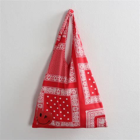 Unisex 페이즐리 반다나 화이트클립 하트스마일 에코백레드 감도 깊은 취향 셀렉트샵 29cm