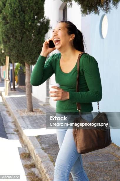 아시아 여자 거리에 밖에 서 산책 하 고 휴대 전화에 대 한 얘기를 웃 고 30 39세에 대한 스톡 사진 및 기타 이미지 30 39세 가방 거리 Istock