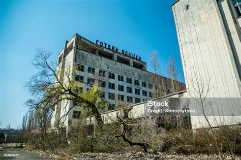 우크라이나 Pripyat의 유령 마을에 오래 된 버려진 집 Chernobyl 원자력 발전소에서 핵 폭발의 결과 건물 외관에 대한