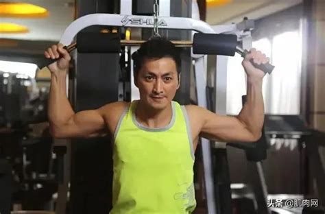 何家勁61歲了，但是他的身材卻讓很多小伙子自愧不如 健身動起來