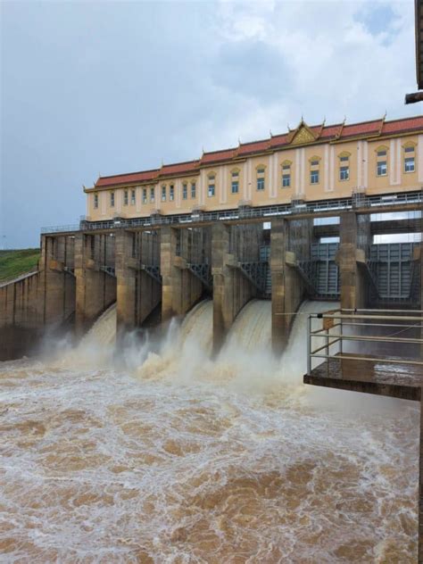 សម្តេចក្រឡាហោម ស ខេង បញ្ជូនជំនួយអង្ករ២០តោន មី ២០០កេស និងត្រីខ ២០០យួរ ដើម្បីសង្គ្រោះបឋម