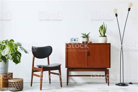 나무 복고풍 Commode 의자 몇 식물 등나무 바구니 장식 램프 시계와 우아한 개인 액세서리거실의 세련된 인테리어 디자인 공백
