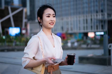 도심 지역에 스마트 폰과 커피 컵을 들고 서있는 아시아 젊은 비즈니스 여성 20 29세에 대한 스톡 사진 및 기타 이미지