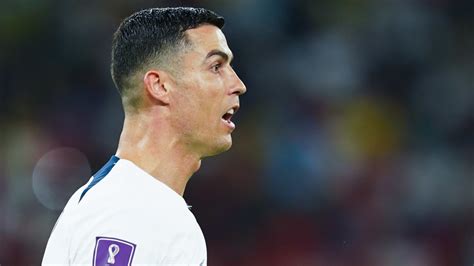 Cristiano Ronaldo suutuspäissään vaihdon jälkeen FIFAn jalkapallon MM