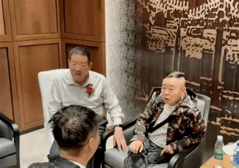 49岁闫学晶显年轻，穿旗袍凹凸有致，曾拔父亲氧气46岁生二胎婚礼