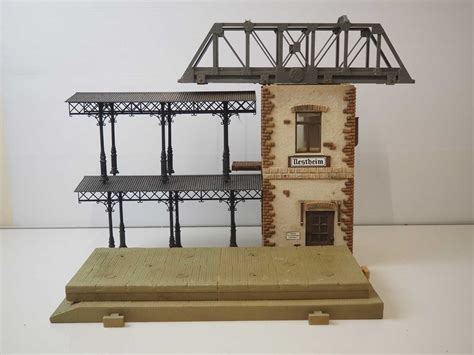 Lot 526 A Group Of G Scale Building Parts