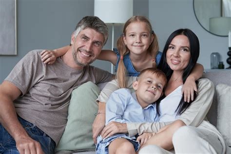 Familia Feliz Madre Padre E Hijos En Casa Foto Premium