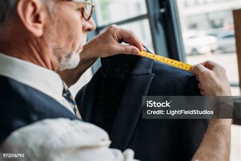 바느질 워크숍에서 테이프 측정 자 켓을 측정 하는 수석 재단사의 측면 보기 공예에 대한 스톡 사진 및 기타 이미지 공예 남성 남자 Istock