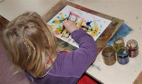 Частна детска градина Златно зрънце Днес рисуваме с водни бои в „Златно зрънце” Слагаме