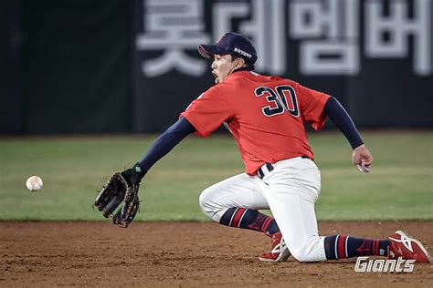 ‘경기당 실책 1개꼴 롯데 육성과 마운드 운영 사이 딜레마