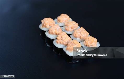 해산물과 쌀이 있는 다채로운 롤은 어두운 돌 배경에 놓여 있습니다 건강한 식생활에 대한 스톡 사진 및 기타 이미지 건강한