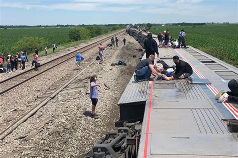 АНУ д галт тэрэг ачааны машинтай мөргөлдсөн ноцтой осол гарчээ E Mn