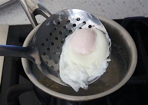 The Trick To Perfectly Poached Eggs Chatelaine