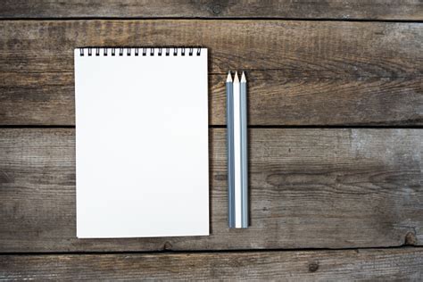 참고도 서와 펜 현대 나무 사무실 책상 테이블 인쇄 술과 로고에 대 한 장소입니다 평면 구성 0명에 대한 스톡 사진 및 기타 이미지 Istock