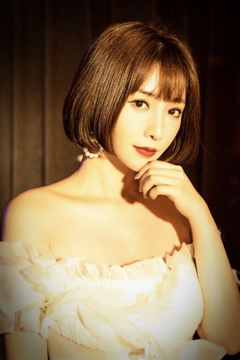 宅男女神柳岩最新写真抹胸真丝光面修身裙木耳边领口更显曲线 知乎