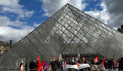 Louvre Staff Block Entrances As Part Of Pension Protest Artmajeur