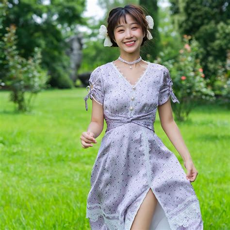 花间裳紫笑娇俏公主裙法式v领紫色高级感公主裙飒辣碎花连衣裙虎窝淘