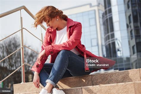 고급 스러운 외관 따뜻한 빨간 코트에서 성인 예쁜 여자는 그녀의 주말 시간에 도시에서 산책 거리에 대한 스톡 사진 및 기타