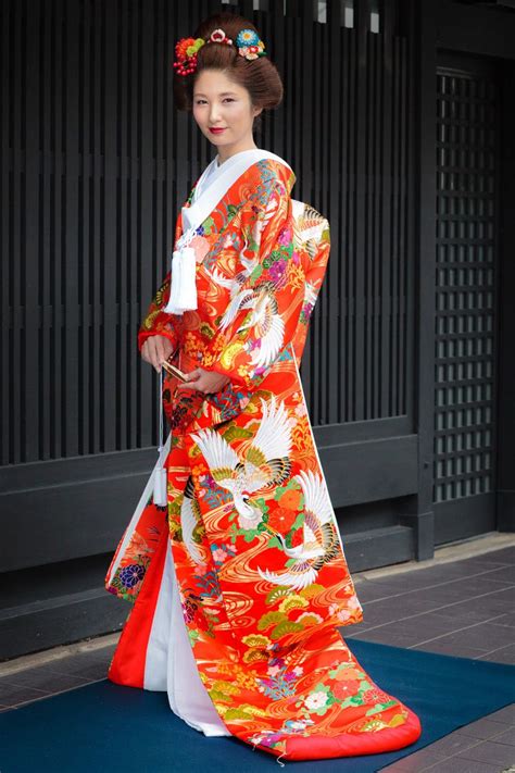 色打掛 赤流水小花飛翔 色打掛 赤 アジアの服 日本のファッションスタイル