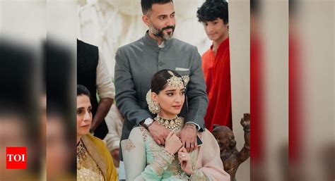 Sonam Kapoor Gets Emotional At Sister Rhea Kapoors Wedding