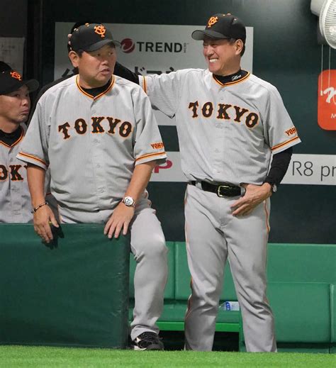 ＜ソ・巨＞8回、梶谷が適時打を放ち大久保コーチ（左）と笑顔を見せる原監督（撮影・岡田 丈靖） ― スポニチ Sponichi Annex 野球