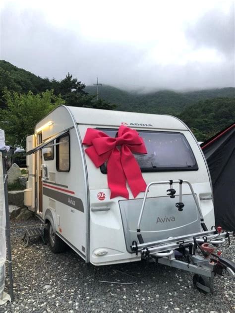 주문제작캠핑카장식 자동차장식 박나래왕리본 새차리본장식 새차선물리본 에바폼리본 대형리본제작 초대형리본 왕리본 개업장식 개업1주년장식 카페장식 이벤트대형리본 소품리본장식 무대