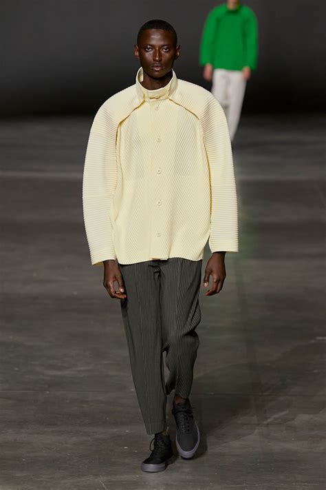 Homme Plissé Issey Miyake Fall 2023 Menswear Collection Vogue
