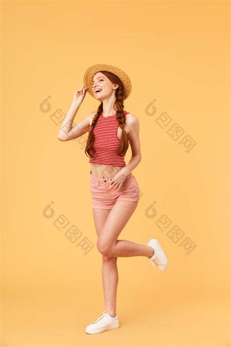 年轻美丽的红发女人构成孤立在黄色背景图片 包图网企业站