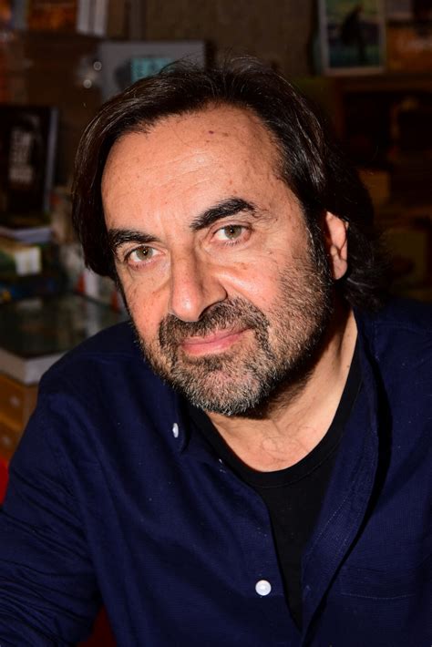 Photo Exclusif André Manoukian dédicace son livre Sur les routes