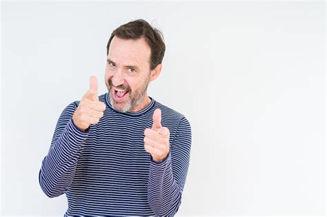 행복 하 고 재미 있는 얼굴로 카메라를 손가락을 가리키는 격리 된 배경 위에 잘생긴 수석 남자 좋은 에너지와 느낌입니다 가리키기에 대한 스톡 사진 및 기타 이미지 Istock