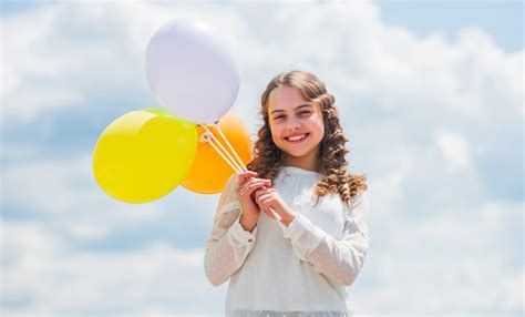 생일 축하 파티 파티 풍선을 가진 작은 소녀 여름 방학 및 휴가 어린 시절의 행복 자유롭고 평온한 느낌 봄 휴가에 어린