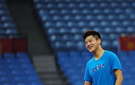 图文：樊振东拍写真 樊振东心情很不错 搜狐体育