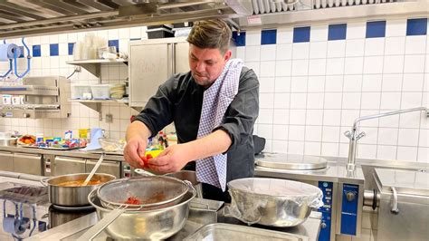 Frankfurt TV Koch Tim Mälzer gerät bei Kitchen Impossible an seine