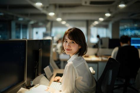 Studio Ai 笑顔で業務をスムーズに進める女性 の画像素材