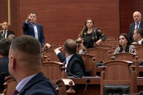 Ta Tregoj Unë Pastaj Alibeaj Përplaset Me Nokajn Në Kuvend Je