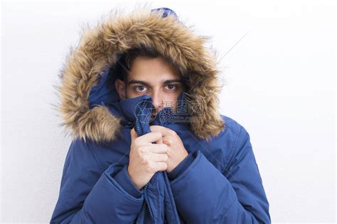 冬季衣着白色背景的秋冬衣少年青少年高清图片下载 正版图片505083774 摄图网