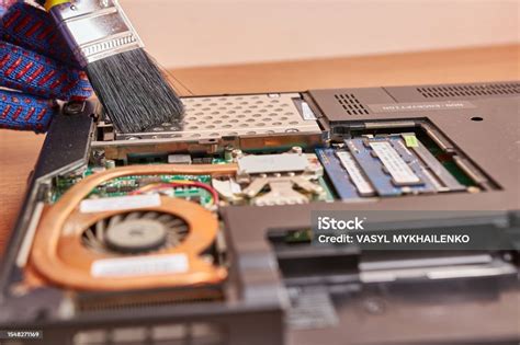 마법사는 브러시와 진공 청소기로 노트북의 냉각 시스템을 청소합니다 Pc 관리 및 수리 개념입니다 It 지원에 대한 스톡 사진 및