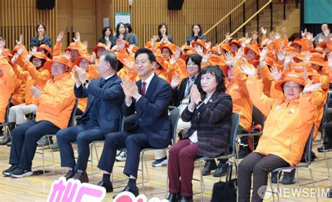 박수치는 오세훈 서울시장