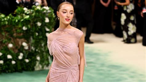 Phoebe Dynevor Wore A Bridgerton Dress To The Met Gala Glamour Uk