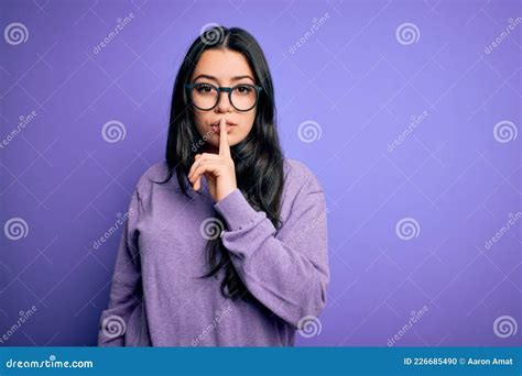 Joven Morena Mujer Con Gafas Sobre Fondo Morado Aislado Pidiendo Estar