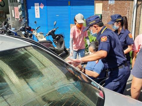 燕巢長輩接種疫苗 警貼心攙扶揪甘心
