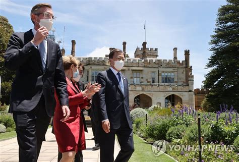 뉴사우스웨일즈 주총독 관저 정원 산책하는 문재인 대통령 연합뉴스