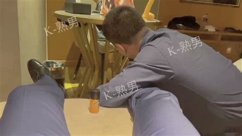 K 熟男 On Twitter 🌿正装大叔 2 年纪比自己大不少的正装大叔，跪在脚边，用自己的嘴巴舔着双脚、大j8，就为了满足自己内心的