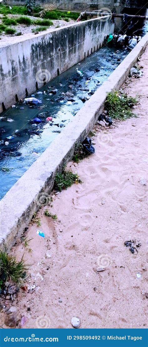 Basura Tirada En Una Alcantarilla Foto De Archivo Imagen De Dren